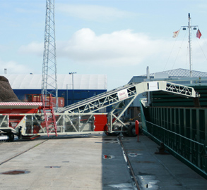 CF520 Mobile cambered boom shiploader loading aggregates