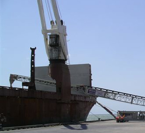 Radial Telescopic Shiploader & Truck Unloader loading a handymax vessel