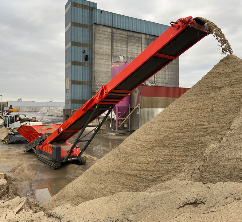 LF520 Hopper Feeder shipunloading from a grab