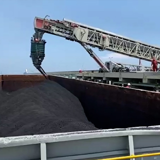 TB42 Radial Telescopic & HF1210 Hopper Feeder Bargeloading